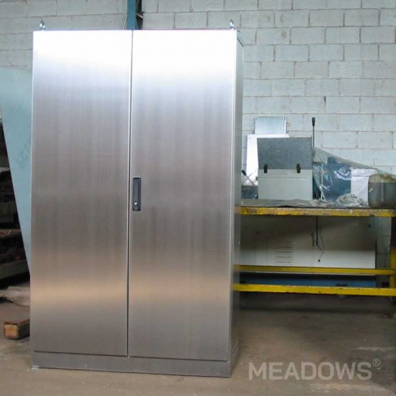 PAINEL EM AÇO INOX — Meadows